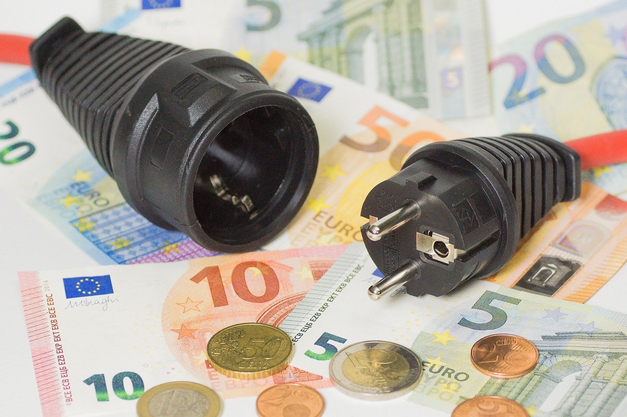 Should I fix My Energy Prices or Stay on The Price Cap?
